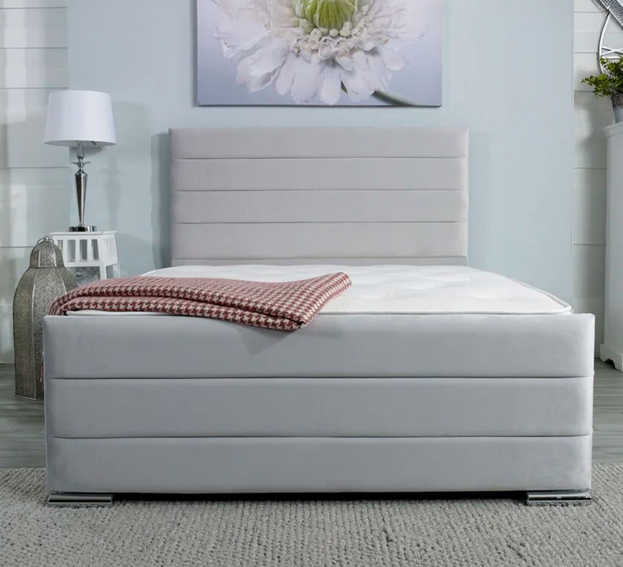 Light gray bed with horizontal sunken lines – Vitrine Furniture