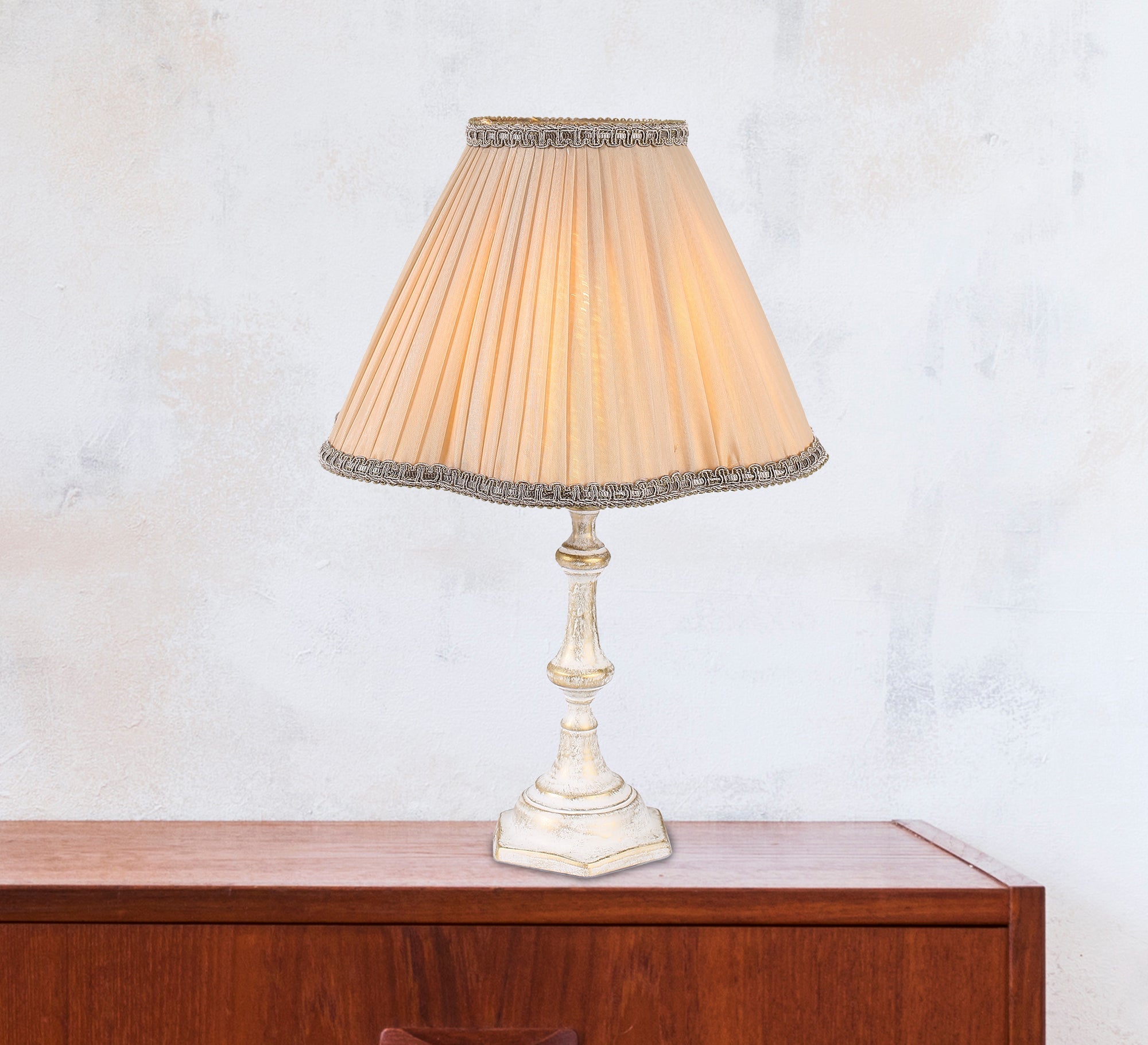 Table lamp with a classic finish – Vitrine Furniture